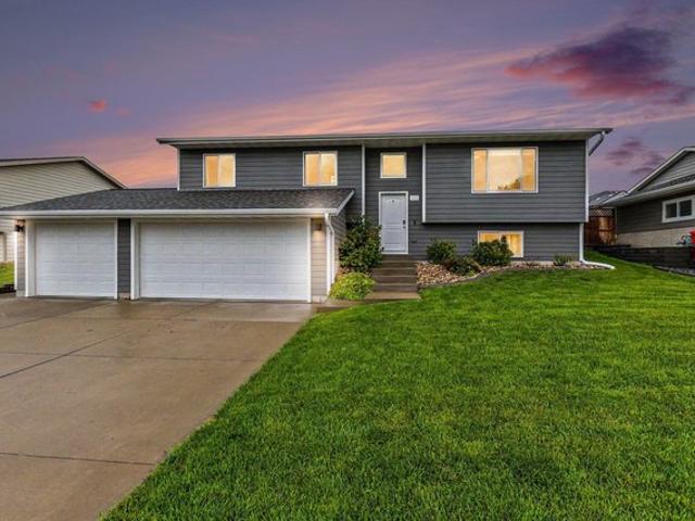 202 W 22nd St, Yankton, SD 57078
