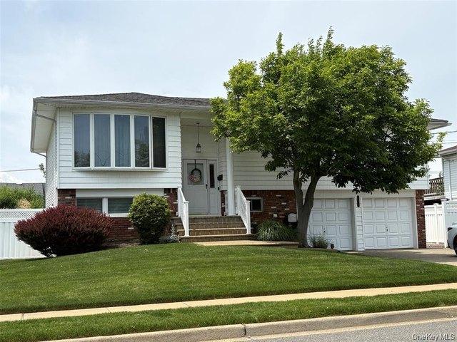 202 W End Ave, Massapequa, NY 11758
