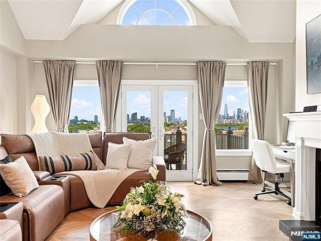 202 W Shearwater Ct Ph 51, Jersey City, NJ 07305