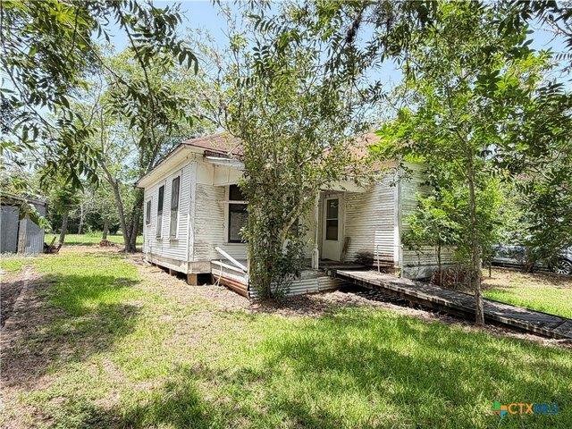 202 Vollentine St, Yoakum, TX 77995