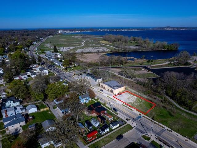 2034 Lakeshore Dr, Muskegon, MI 49441