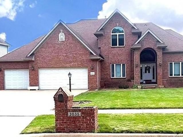 2035 El Camino Dr, Pekin, IL 61554