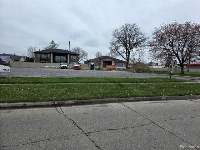 2035 Kinmore St, Dearborn Heights, MI 48127