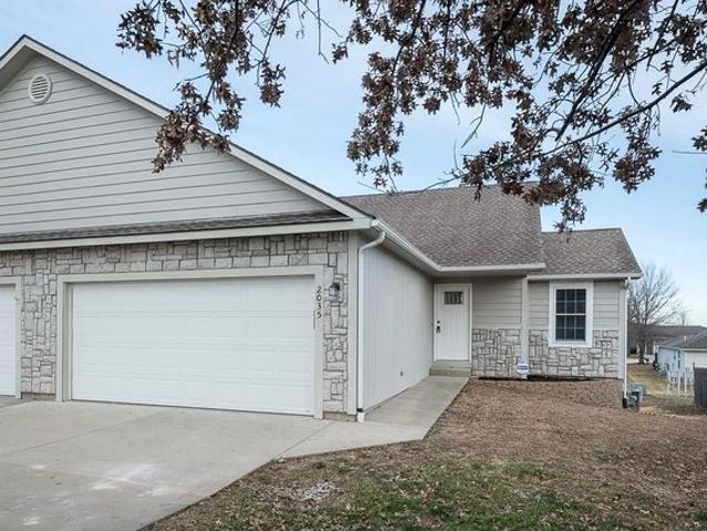 2035 Rock Creek Ct, Tonganoxie, KS 66086