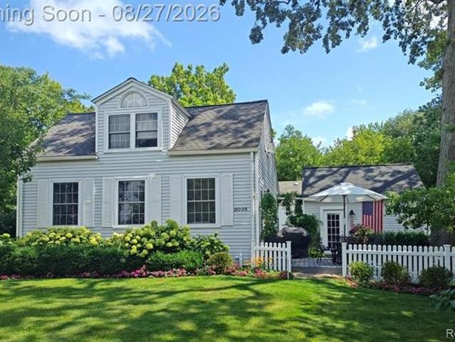 2035 Willow Beach St, Keego Harbor, MI 48320