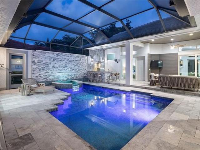 2036 Laguna Way, Naples, FL 34109