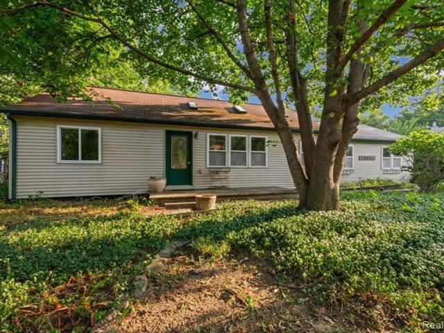20374 Melrose St, Southfield, MI 48075