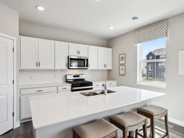 2037 Aquarius Dr, Shakopee, MN 55379
