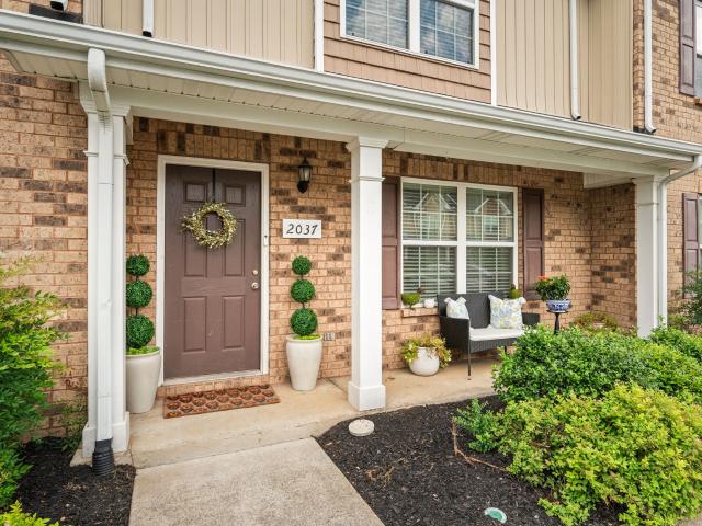 2037 Debonair Ln