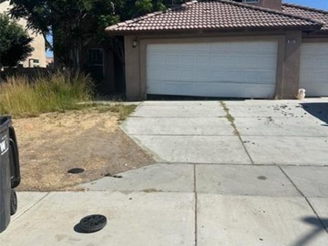 2037 E Kettering St, Lancaster, CA 93535