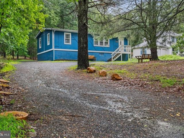 2037 Forest Lake Dr, East Stroudsburg, PA 18302