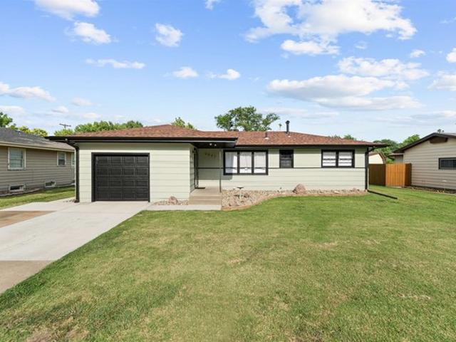 2037 Roach St, Salina, KS 67401