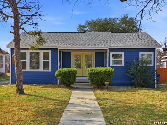 2038 W Woodlawn