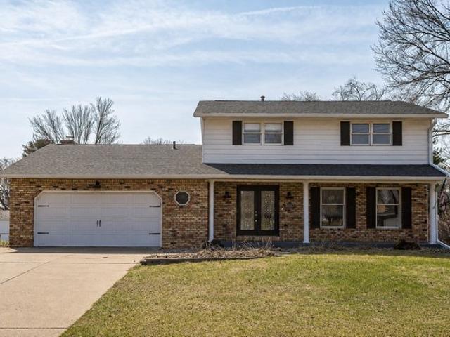 2039 E 46th St, Davenport, IA 52807