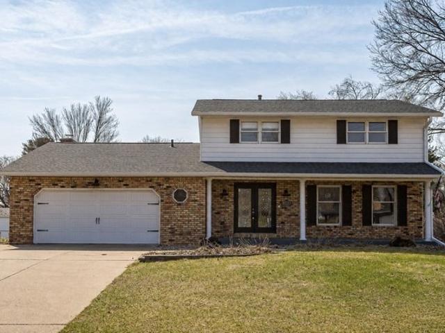2039 E 46th St, Davenport, IA 52807