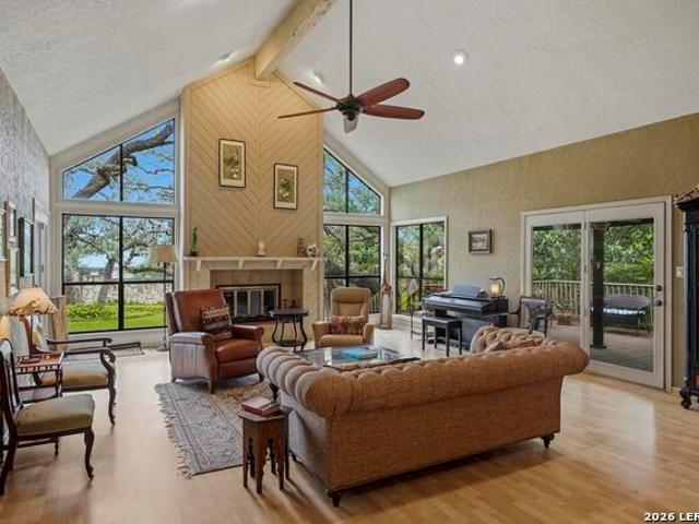 2031 Encino Vista