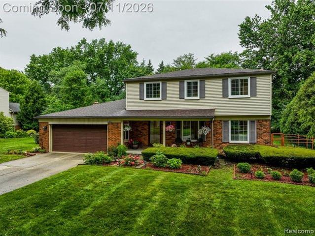 2032 Kristin Dr, Troy, MI 48084