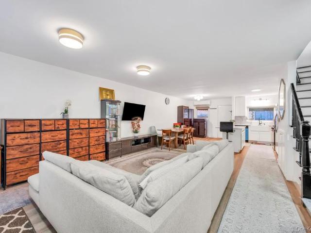 2033 E 68th Street