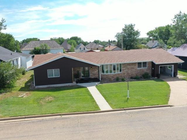 203 3rd Ave SW, Bowman, ND 58623