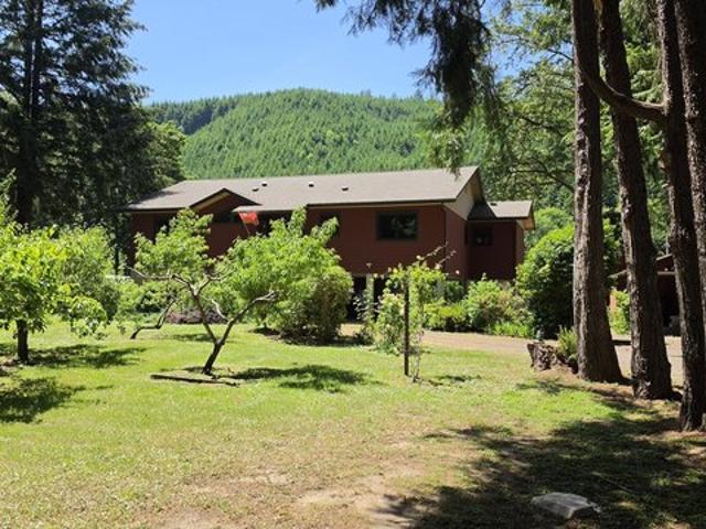 203 Burchard Dr, Scottsburg, OR 97473