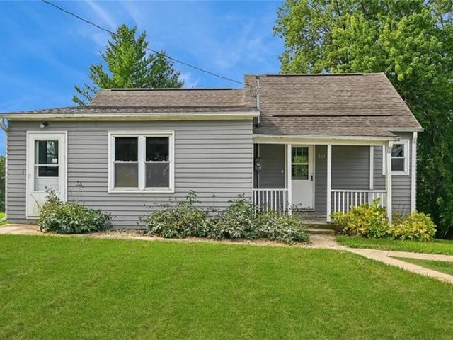 203 E 4th St, Anamosa, IA 52205