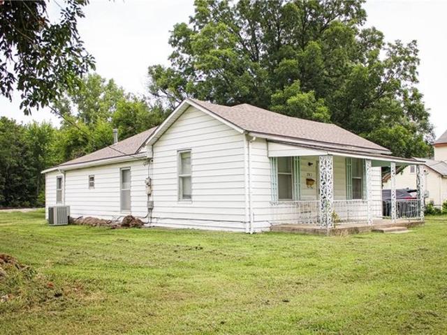 203 E Elm St, Clinton, MO 64735