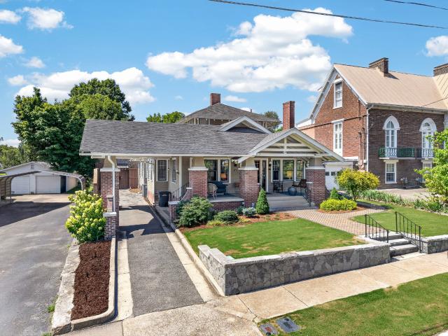 203 Maple St E