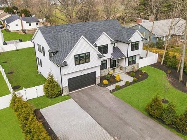 203 Marcotte Ln, Bergenfield, NJ 07621