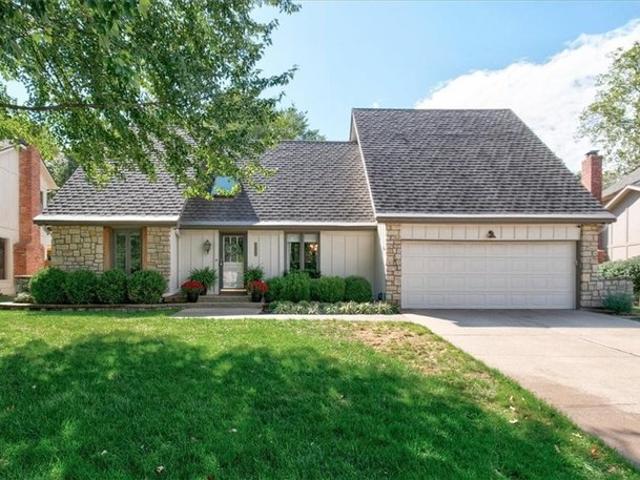 203 NE Shoreview Dr, Lee's Summit, MO 64064