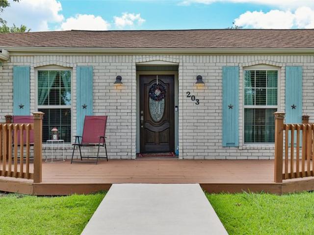 203 Tamarind St, Lake Jackson, TX 77566