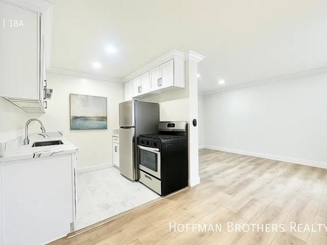 20445 Saticoy St, Winnetka, CA 91306