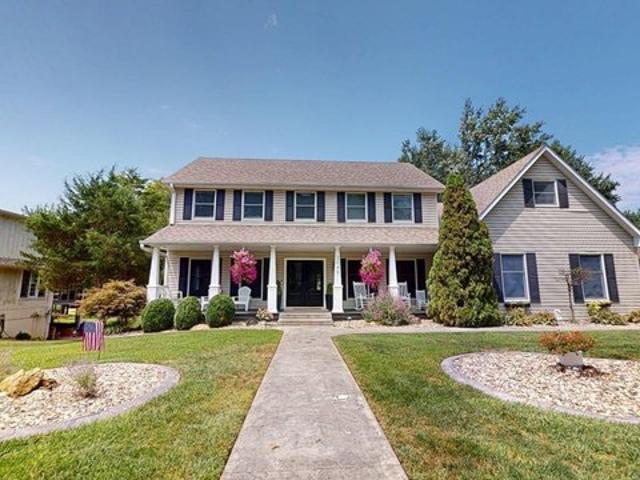 2045 Twin Pines Dr, Sedalia, MO 65301