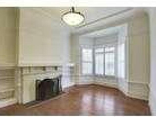 2046 Baker St