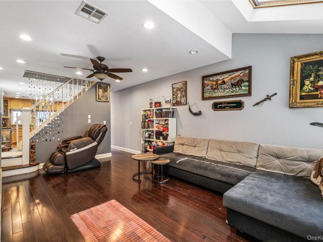 2049 E 71st Street