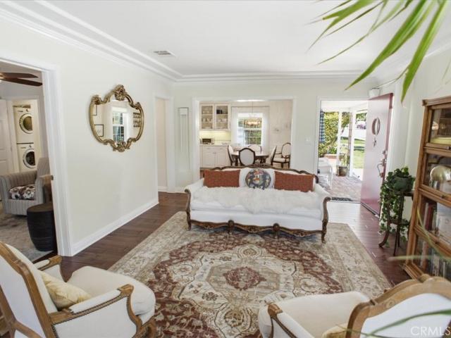 2049 E Glenoaks
