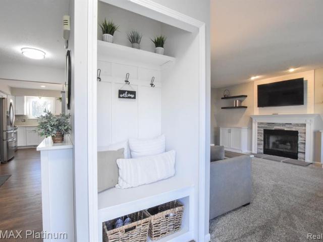 2049 laurel oak drive