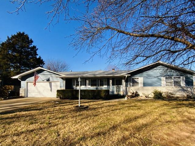 2049 S Brighton Dr, Springfield, MO 65804