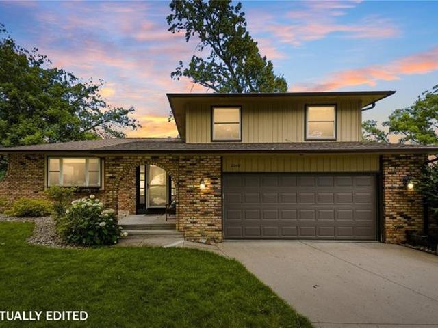 2040 Sandalwood Dr NE, Cedar Rapids, IA 52402