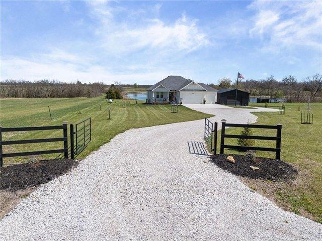 20410 N 207th St, Tonganoxie, KS 66086