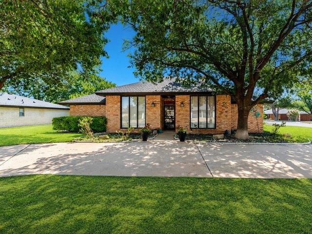 2041 Longhorn Dr, Levelland, TX 79336