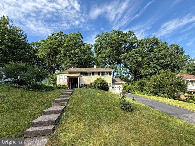 2042 Fairwood Ln, State College, PA 16803