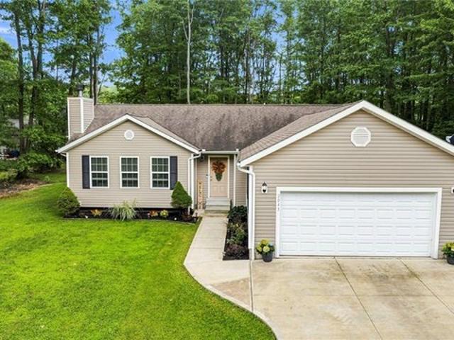 2043 N Park Ln, Roaming Shores, OH 44084