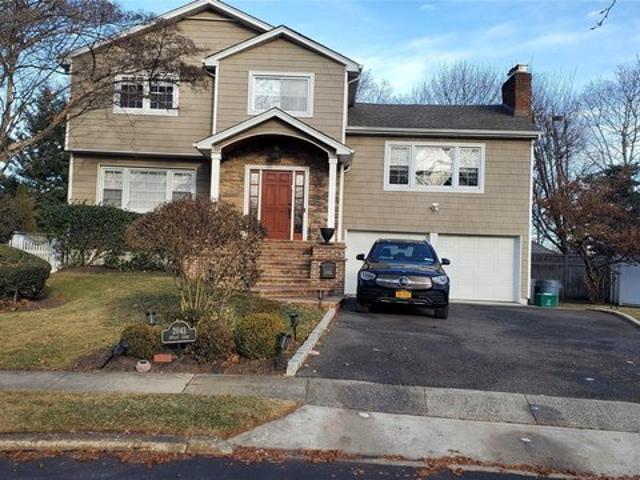 2043 Ripley Ln, Merrick, NY 11566