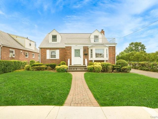 204 Center St, Williston Park, NY 11596
