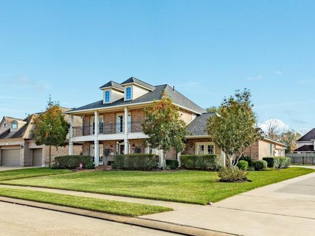 204 Arrowhead Dr, Lake Jackson, TX 77566