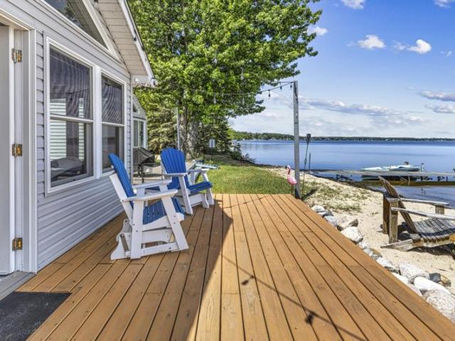 204 Broadway Ave, Houghton Lake, MI 48629