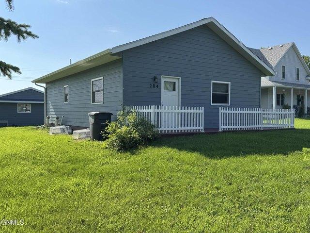 204 Grove St, Lignite, ND 58752