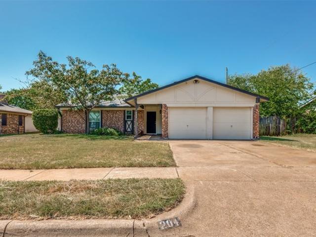 204 E Cunningham Ave, Crowley, TX 76036