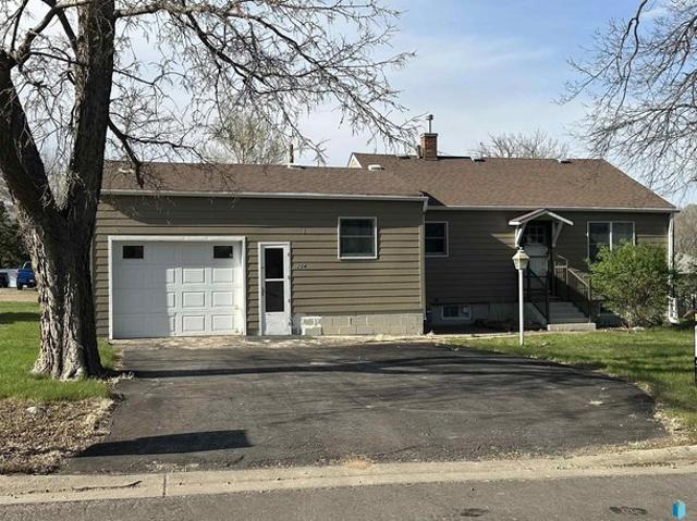 204 E Davison Ave, Howard, SD 57349