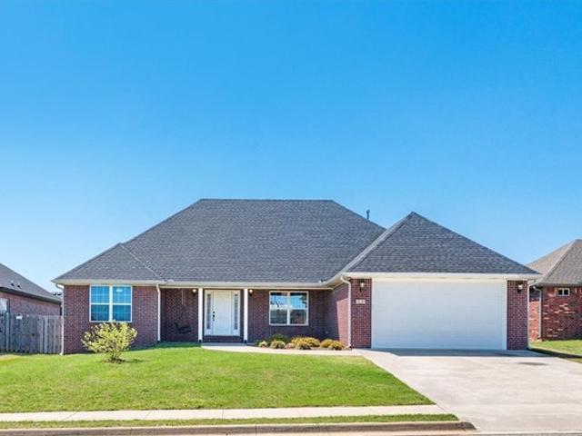 204 Monroe St, Centerton, AR 72719